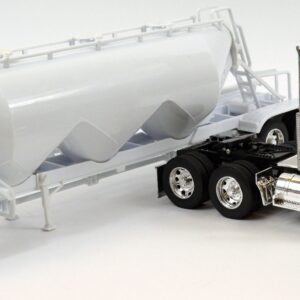 New-Ray Toys 1:32 Scale Peterbilt 379 with Pneumatic Trailer