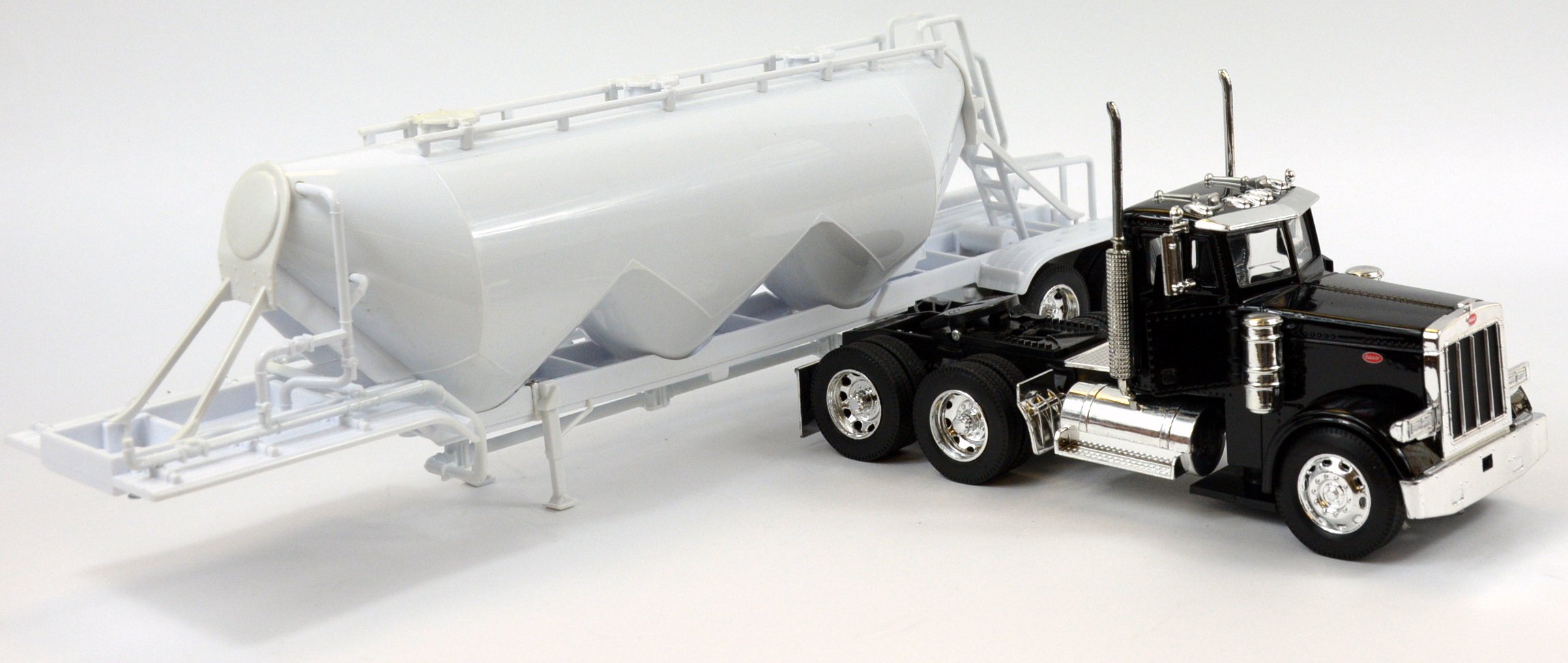 New-Ray Toys 1:32 Scale Peterbilt 379 with Pneumatic Trailer