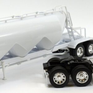 New-Ray Toys 1:32 Scale Peterbilt 379 with Pneumatic Trailer