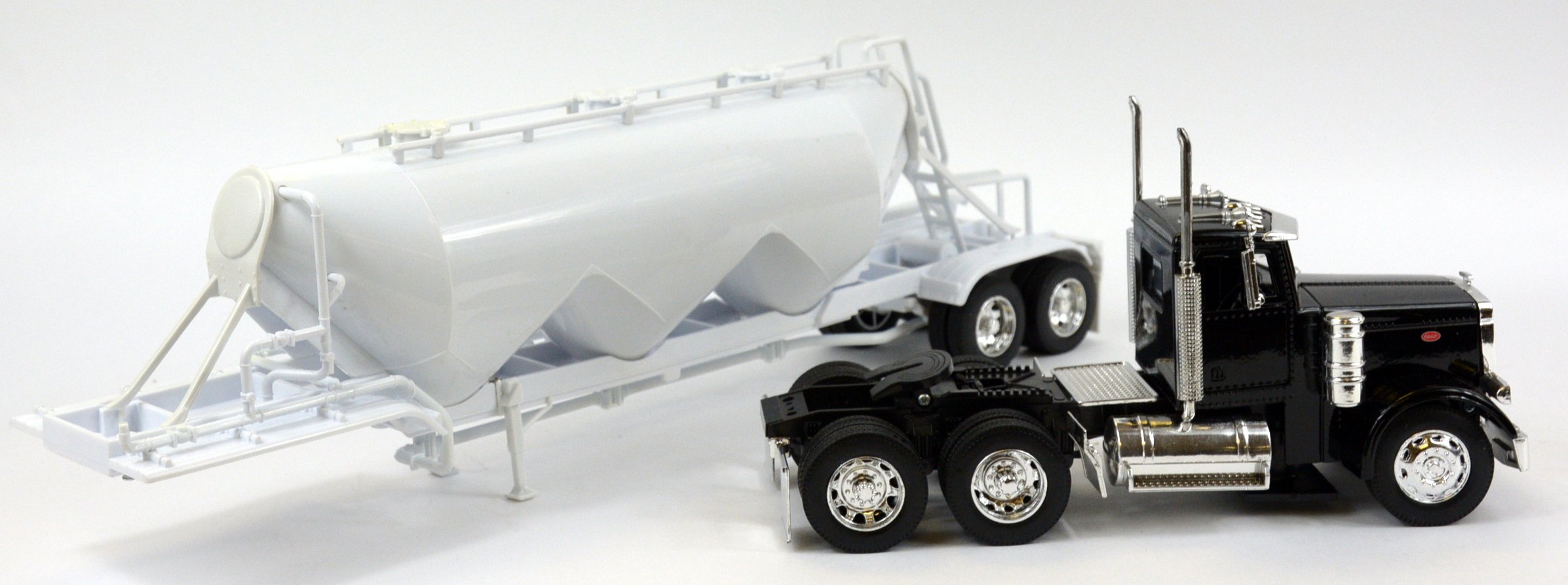 New-Ray Toys 1:32 Scale Peterbilt 379 with Pneumatic Trailer