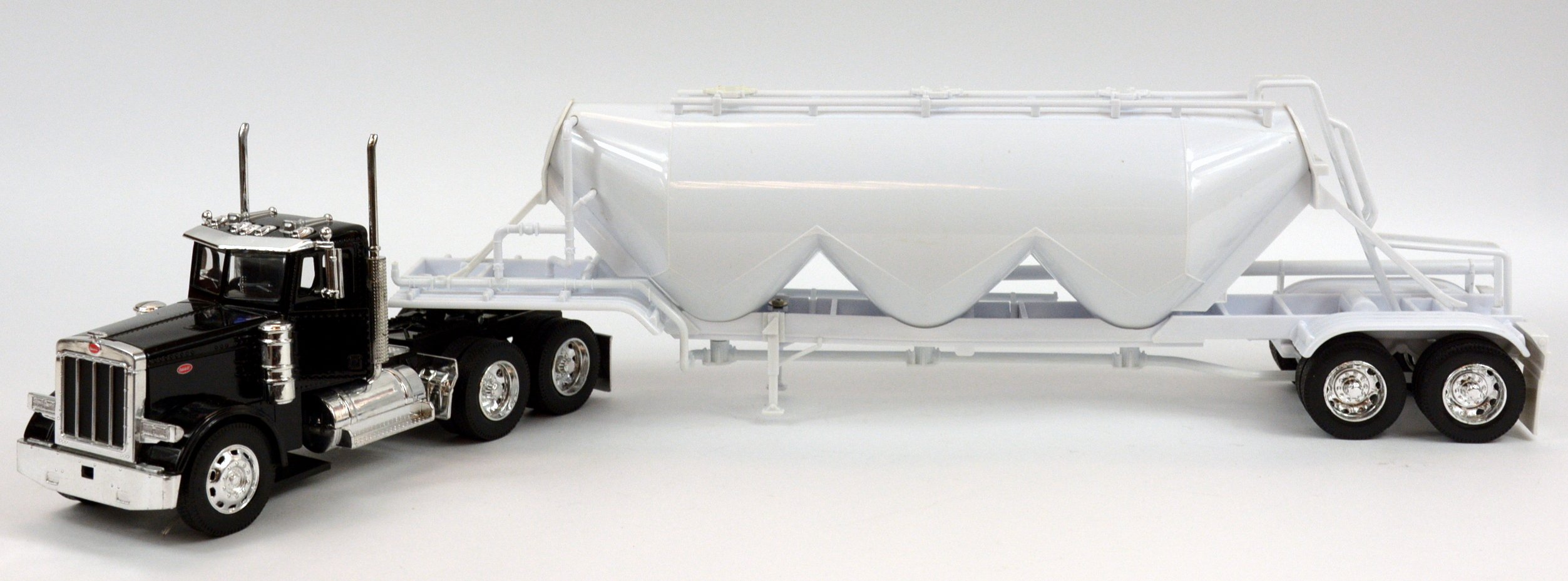 New-Ray Toys 1:32 Scale Peterbilt 379 with Pneumatic Trailer