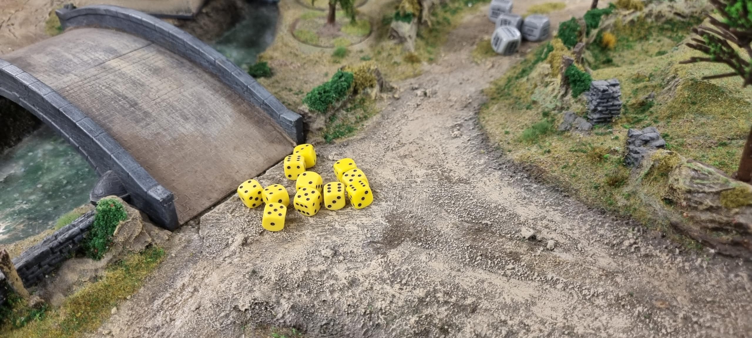 30 x Yellow Spot Dice - 10mm