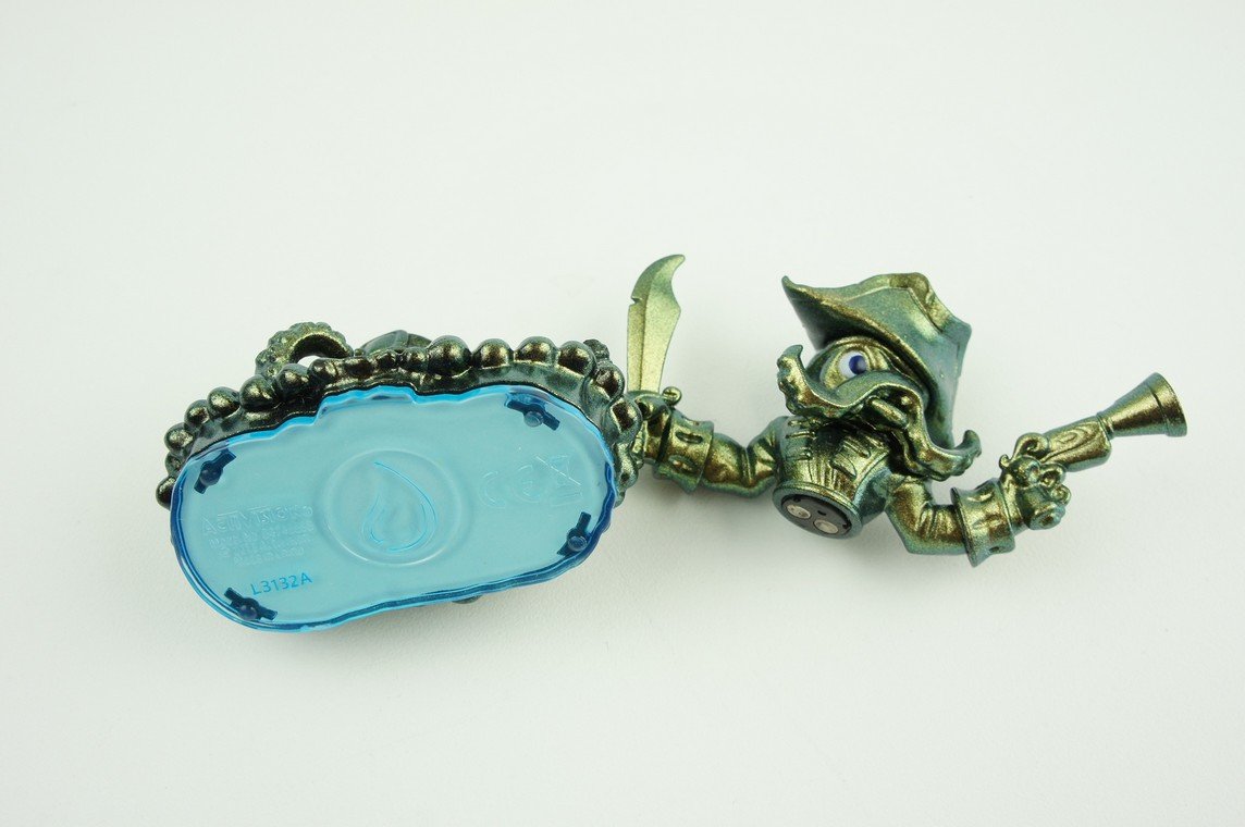 Skylanders SWAP Force Exclusive Metallic Gold Green Color Shift Wash Buckler (Includes Trading Card and Internet Code, no retail packaging)