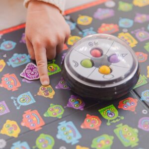 Educational Insights Robot Face Race, Fast Paced Color Recognition Matching Game, for 2-4 Players, Award-Winning Fun Family Board Game for Kids Ages 4+