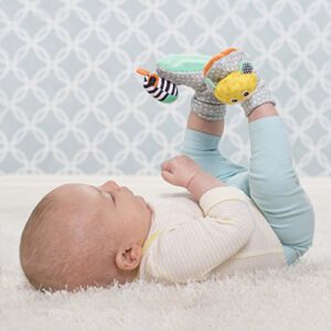 Infantino Foot Rattles, Zebra & Cheetah, Soft Baby Sock Rattles - Encourages Hand-Eye Coordination, Discovery Toy - Machine Washable