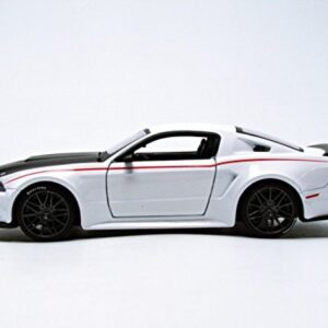 Maisto 2014 Ford Mustang Street Racer White 1/24 Model Car