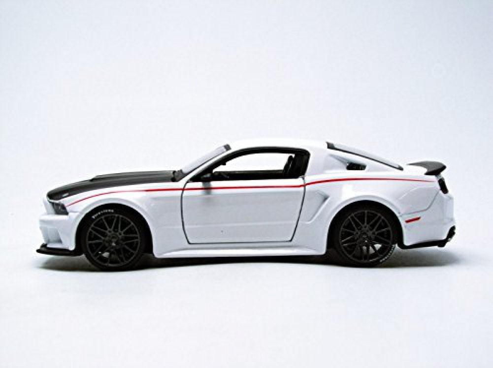 Maisto 2014 Ford Mustang Street Racer White 1/24 Model Car