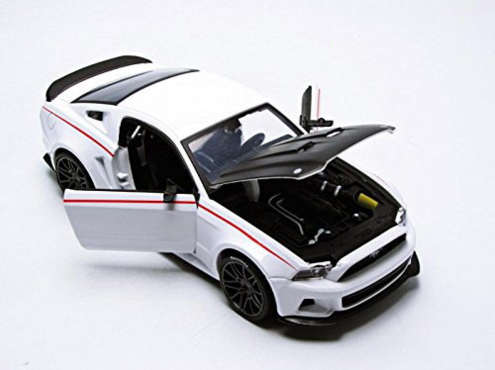 Maisto 2014 Ford Mustang Street Racer White 1/24 Model Car