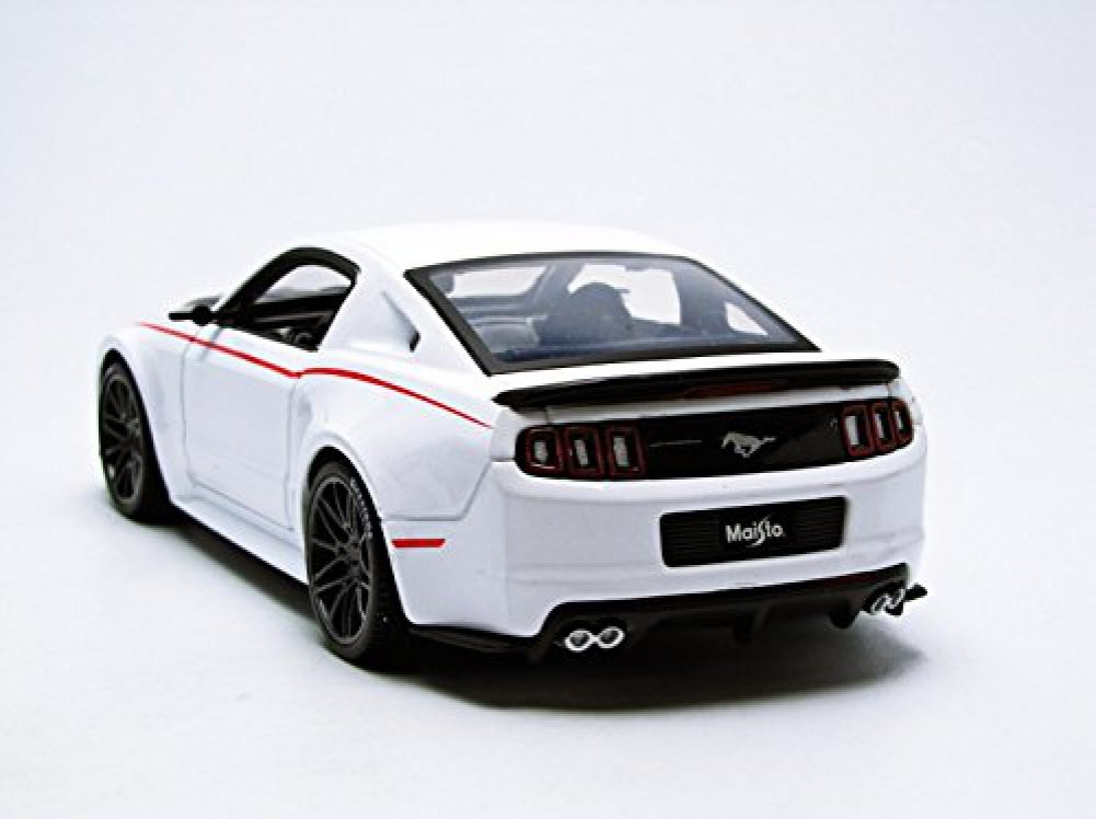 Maisto 2014 Ford Mustang Street Racer White 1/24 Model Car