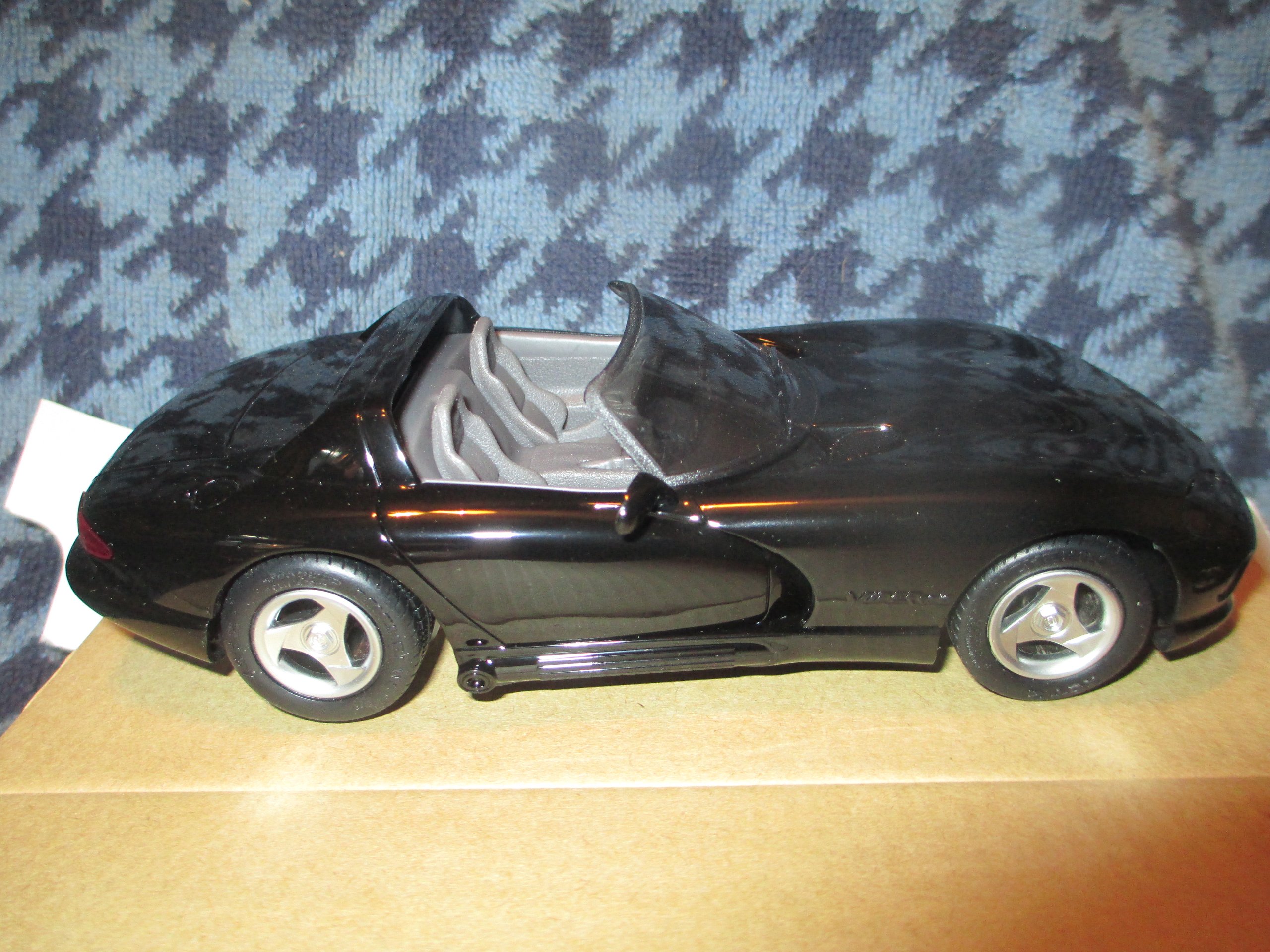 6128 Ertl 1993 Dodge Viper RT/10,Black Plastic Promo,Fully Assembled