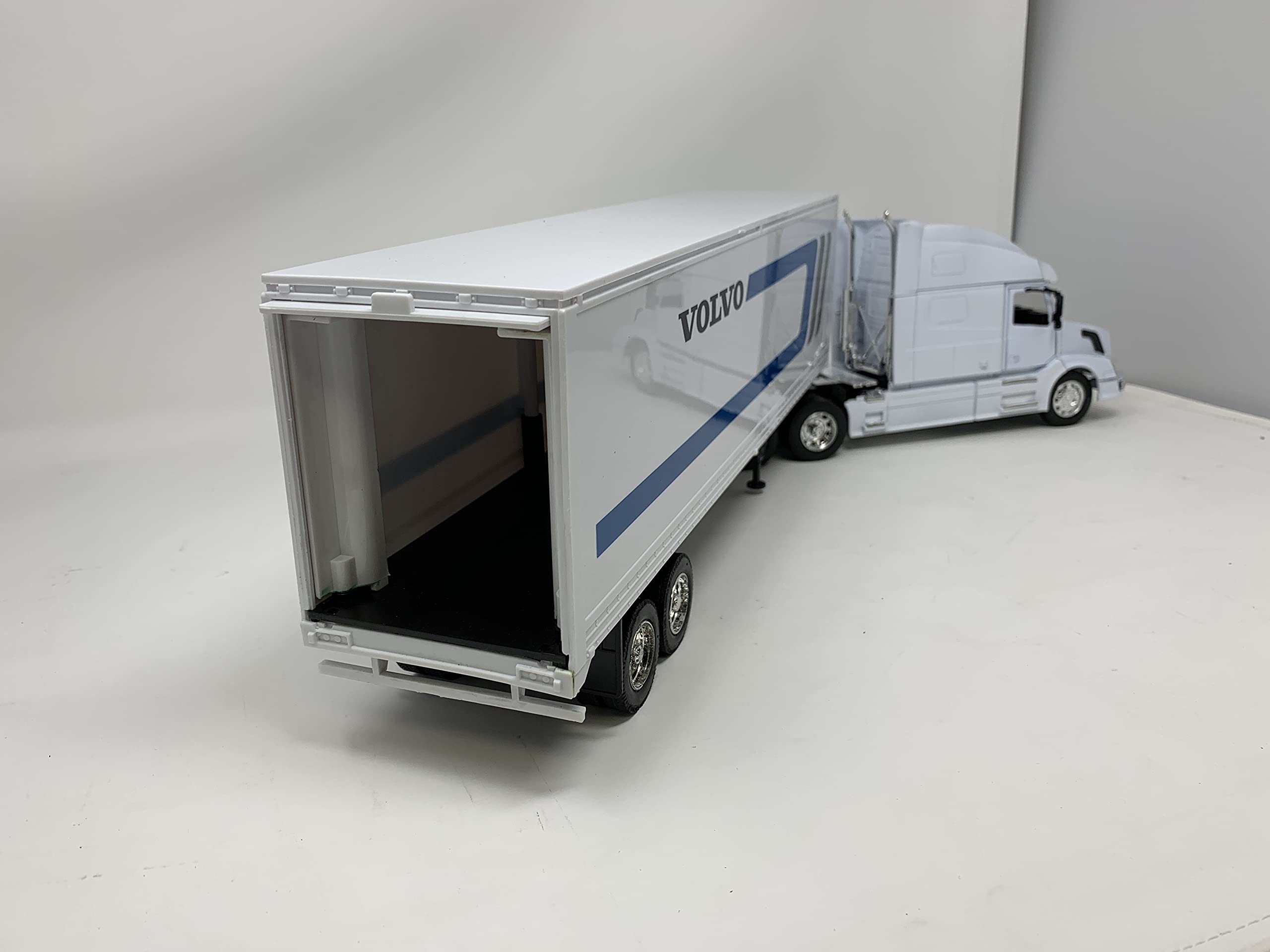 New-Ray Volvo Tractor and Trailer VN-780 1/32 Scale Pre-Built Model Semi Truck White