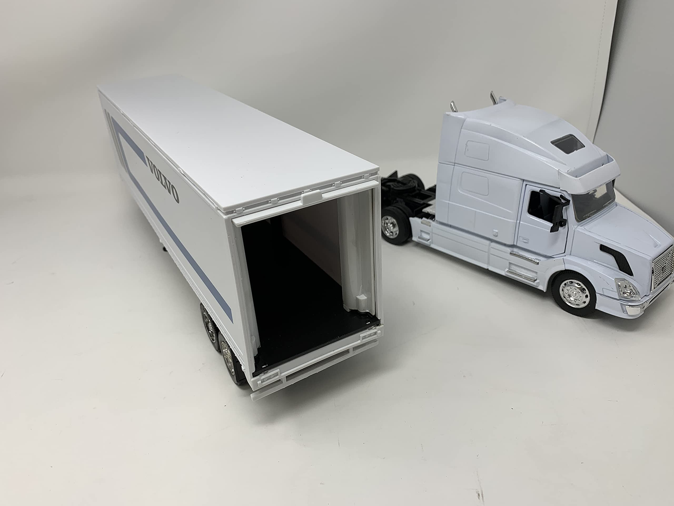 New-Ray Volvo Tractor and Trailer VN-780 1/32 Scale Pre-Built Model Semi Truck White