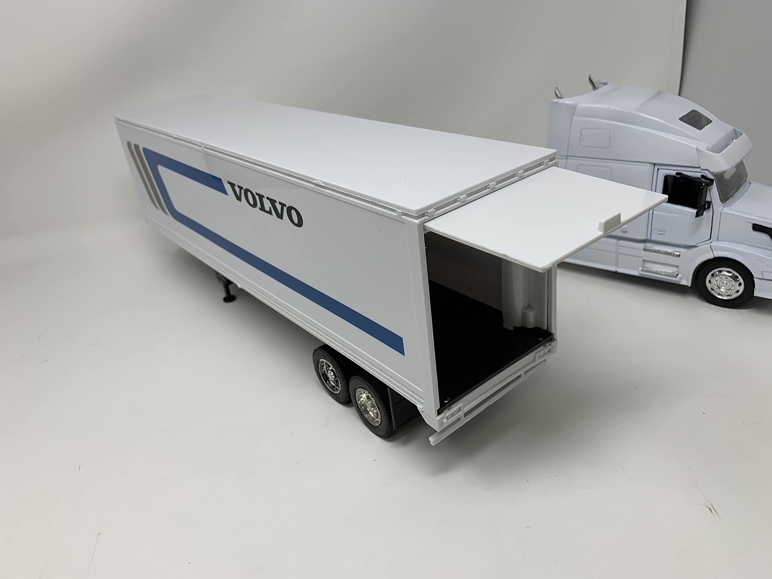 New-Ray Volvo Tractor and Trailer VN-780 1/32 Scale Pre-Built Model Semi Truck White