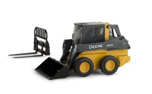 john deere ertl 320e skid steer loader vehicle (1:16 scale)