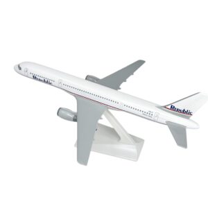 Flight Miniatures Republic Gray Scheme 757-200 1:200 Scale - Plastic Snap-Fit Model Airplane - Collectible Replica of Republic Airlines Aircraft - Part# ABO-75720H-023