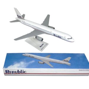 Flight Miniatures Republic Gray Scheme 757-200 1:200 Scale - Plastic Snap-Fit Model Airplane - Collectible Replica of Republic Airlines Aircraft - Part# ABO-75720H-023