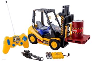 wolvolk 6-channel electric remote control forklift - functional rc lighted fork lift toy w/pallet, barrel, rechargeable batteries & charger - pretend construction playset for kids