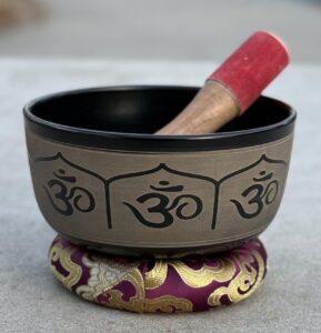 dharmaobjects yoga meditation 6 inches om mantra singing bowl/pad/mallet gift set (black)