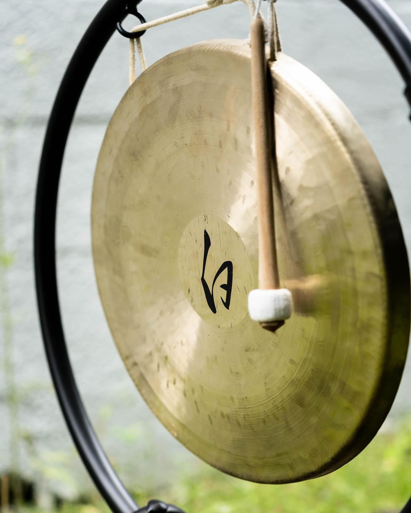 12" White Gong, Handcrafted Bronze Alloy — Includes Beater — For Sound Healing Therapy, Yoga and Meditation, 2-YEAR WARRANTY