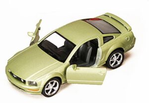 kinsmart lime green 2006 ford mustang gt hardtop 1/38 scale diecast car (green)