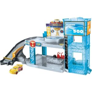 mattel disney and pixar cars playset with lightning mcqueen toy car & working elevator, florida 500 racing garage