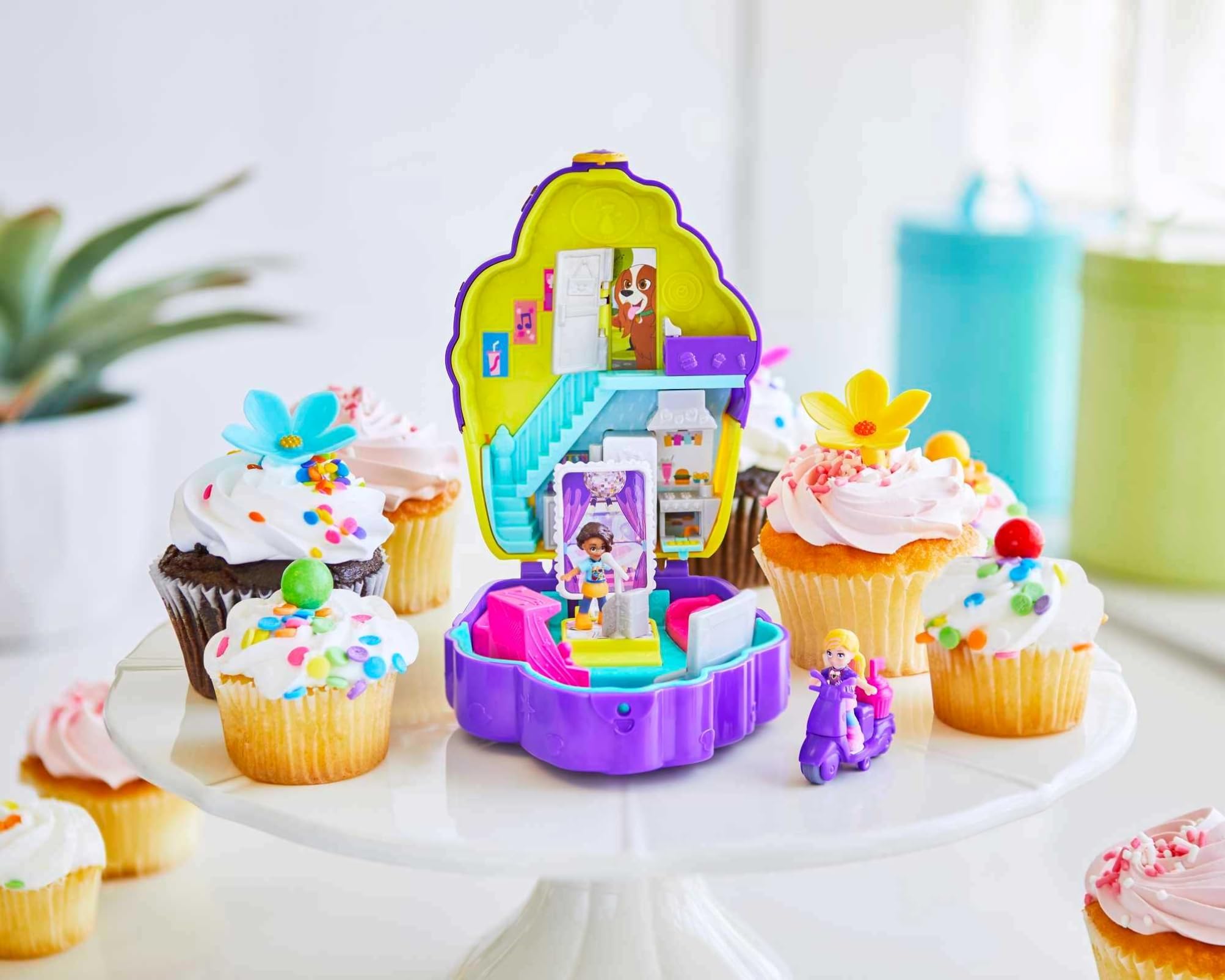 Polly Pocket Playset, Travel Toy with 2 Micro Dolls & Surprise Accessories, Pocket World Cupcake Compact, Food Toy