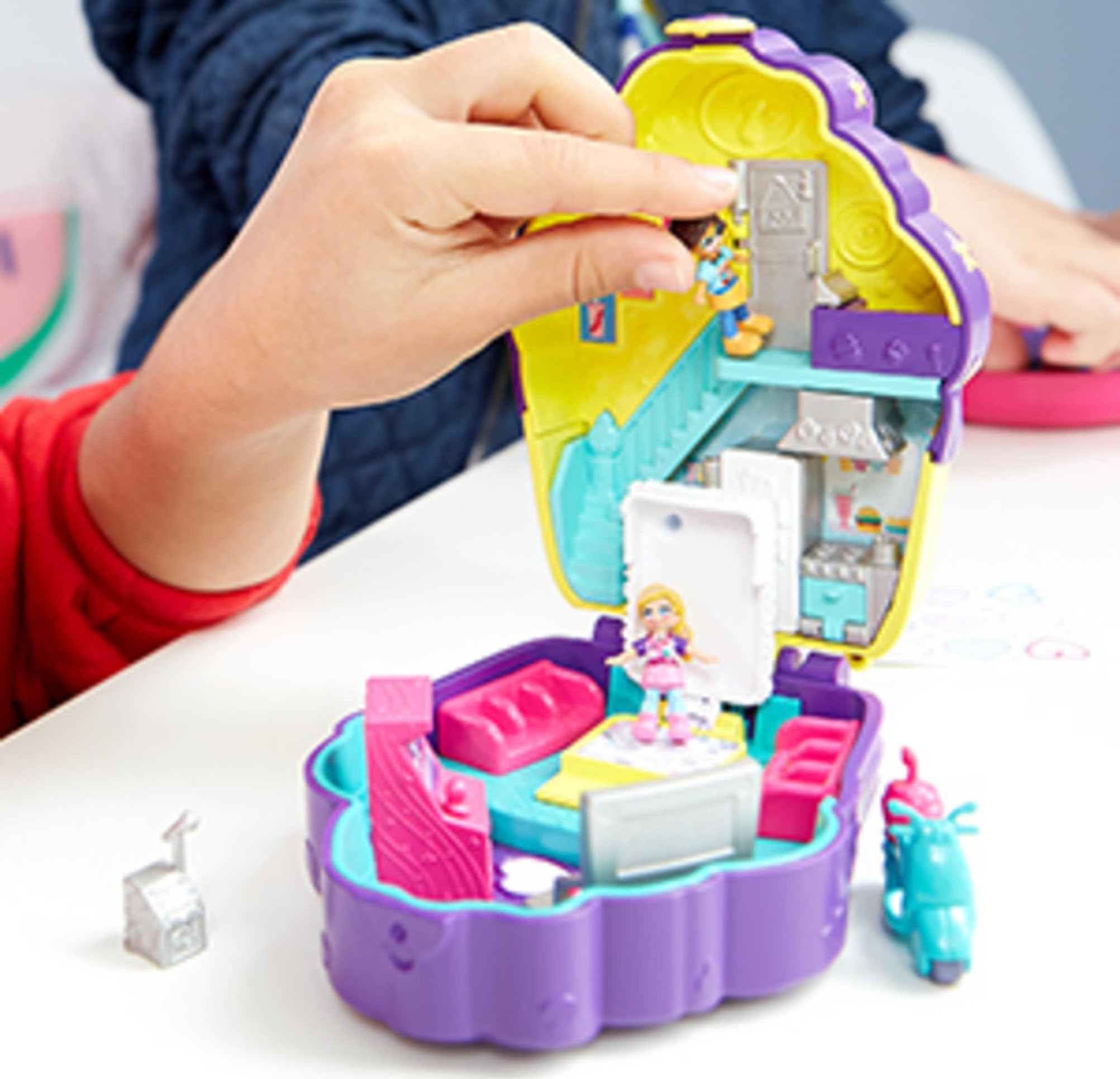 Polly Pocket Playset, Travel Toy with 2 Micro Dolls & Surprise Accessories, Pocket World Cupcake Compact, Food Toy