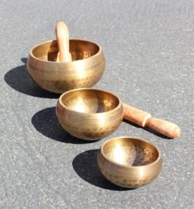 3 pcs tibetan singing bowl standing bell set himalayan bowl for chakras meditation mind healing peace of heart prayer yoga religion buddhist bowl w 3 mallet wooden striker