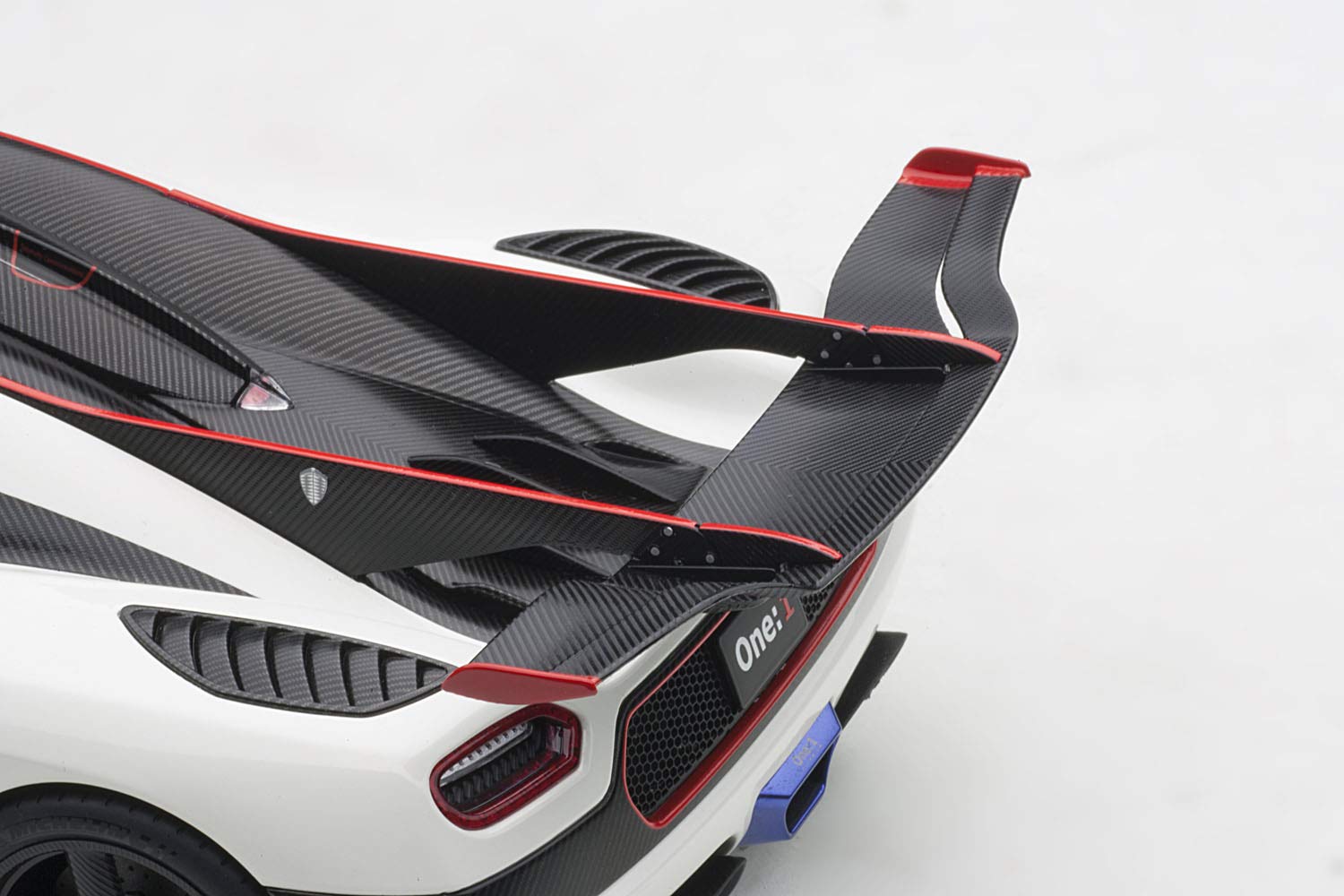 AUTOart Koenigsegg One: 1 Pebble White and Carbon Black with Red Accents 1/18 Model Car 79016