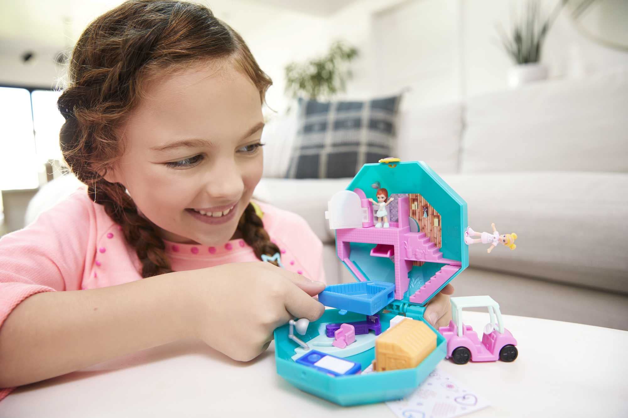 Polly Pocket Playset, Travel Toy with 2 Micro Dolls, Toy Car & Surprise Accessories, Pamperin Perfume Spa Compact