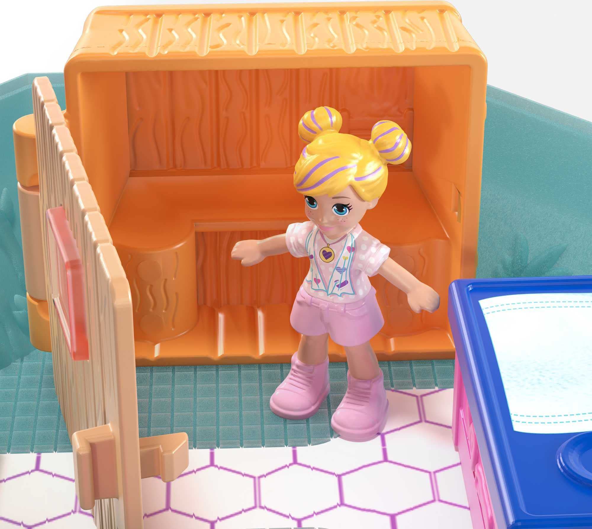 Polly Pocket Playset, Travel Toy with 2 Micro Dolls, Toy Car & Surprise Accessories, Pamperin Perfume Spa Compact