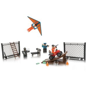 roblox action collection - jailbreak: great escape playset [includes exclusive virtual item]