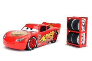 jada toys disney pixar cars 3 lightning mcqueen die-cast car with tire rack (99751)