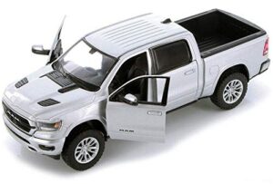 2019 ram 1500 laramie crew cab pickup truck silver 1/24 diecast model car by motormax 79357