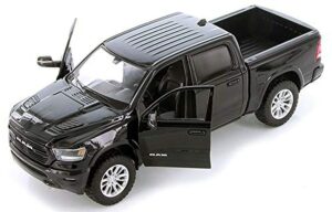 2019 ram 1500 laramie crew cab pickup truck black 1/24 diecast model car by motormax 79357