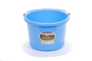 plastic animal feed bucket (berry blue) - little giant - round plastic feed bucket with metal handle (8 quarts / 2 gallons) (item no. p8berryblue6)