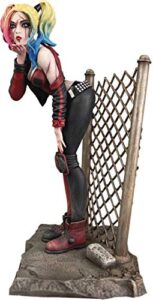 diamond select toys dc gallery: dceased harley quinn pvc figure, multicolor, 8"