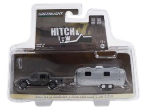 greenlight 32230-b hitch & tow series 23 - 2020 gladiator in granite crystal metallic with airstream double-axle land yacht safari 1/64 scale