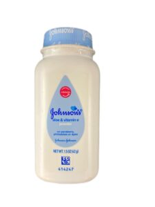 johnson's baby powder for delicate skin, hypoallergenic and free of parabens, phthalates, and dyes for baby skin care, 1.5 oz