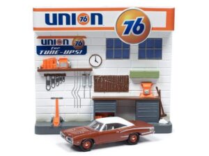 1970 coronet super bee brown with white top & union 76" interior service gas station facade diorama set johnny lightning 50th anniversary 1/64 diecast model car by johnny lightning jldr007-union76